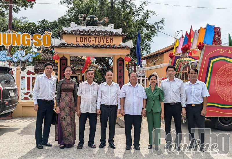 Bí thư Thành ủy Cần Thơ thắp hương tại Đình Bình Thủy - Báo Cần Thơ Online